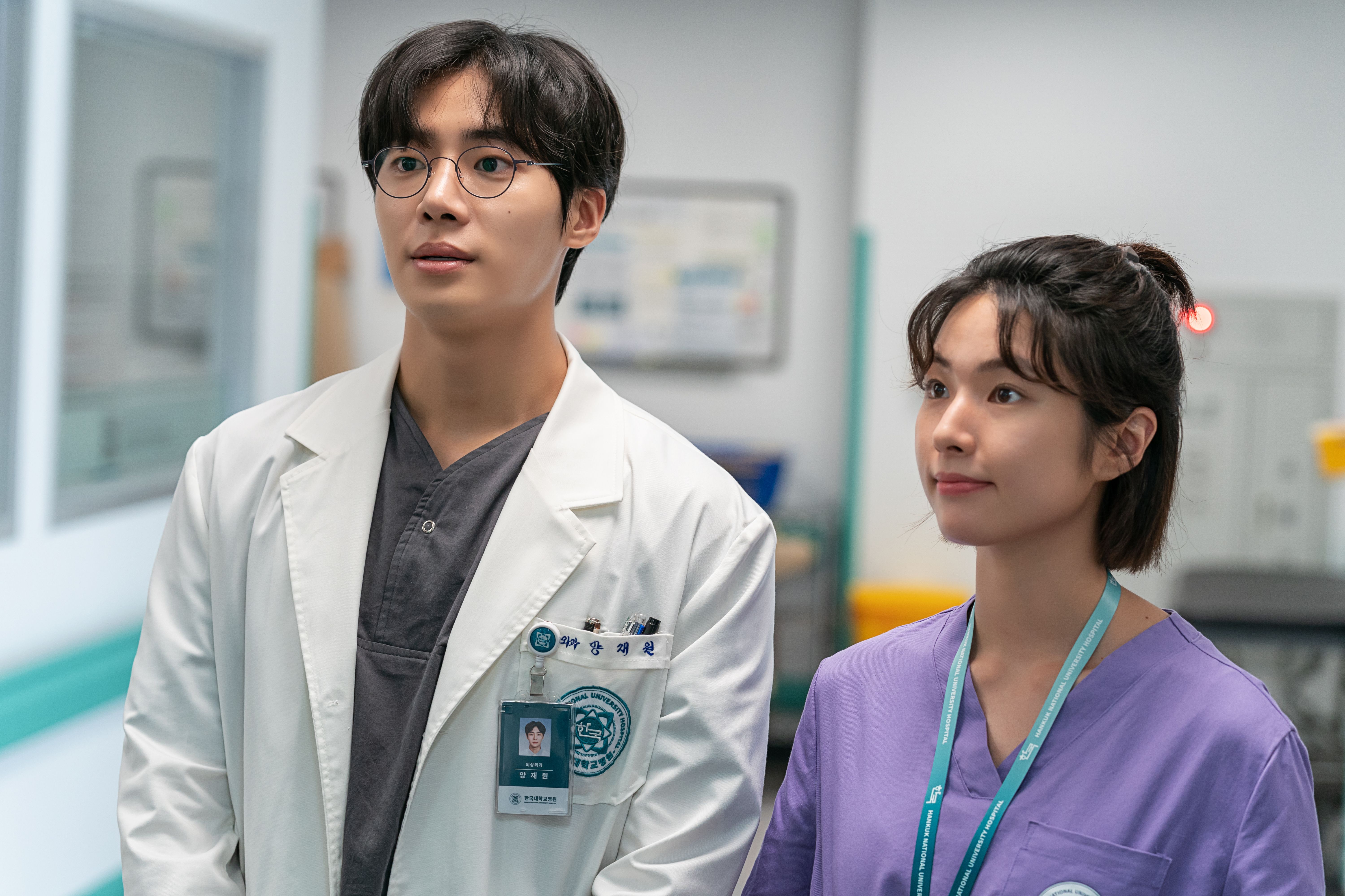 Netflix新作『トラウマコード』チュ・ジフン演じる天才医師が獅子奮闘の大活躍！共演は『オク氏夫人伝』チュ・ヨンウ、スーパーヒーロー誕生を ...